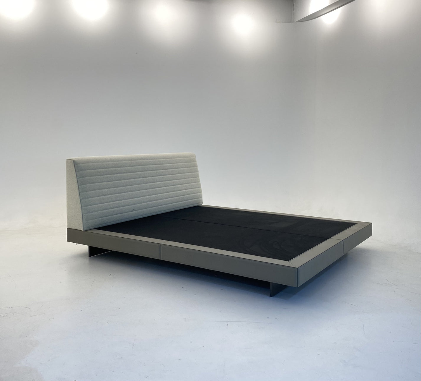 Minotti Roger Bed – daylight